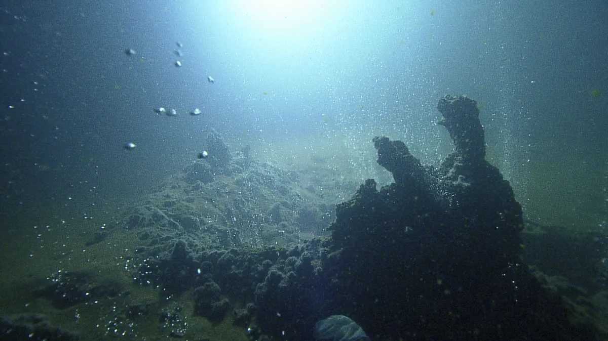 Un volcan sous-marin en Méditerranée risque d'entrer en éruption dans ...