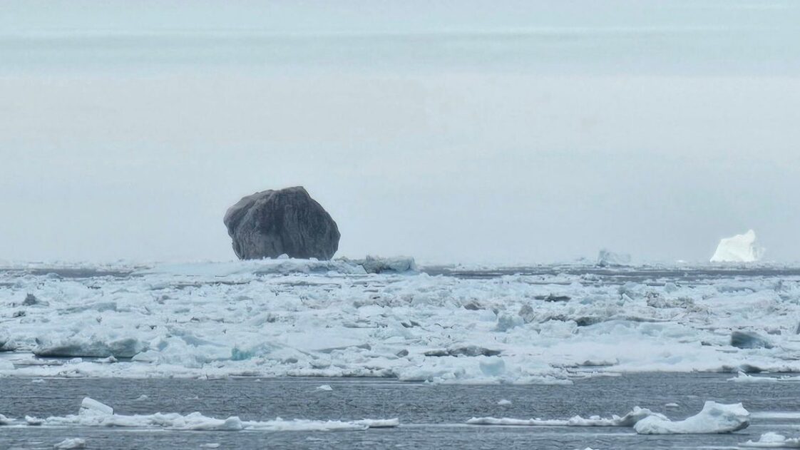 Un iceberg noir rarissime découvert au large des côtes canadiennes ...